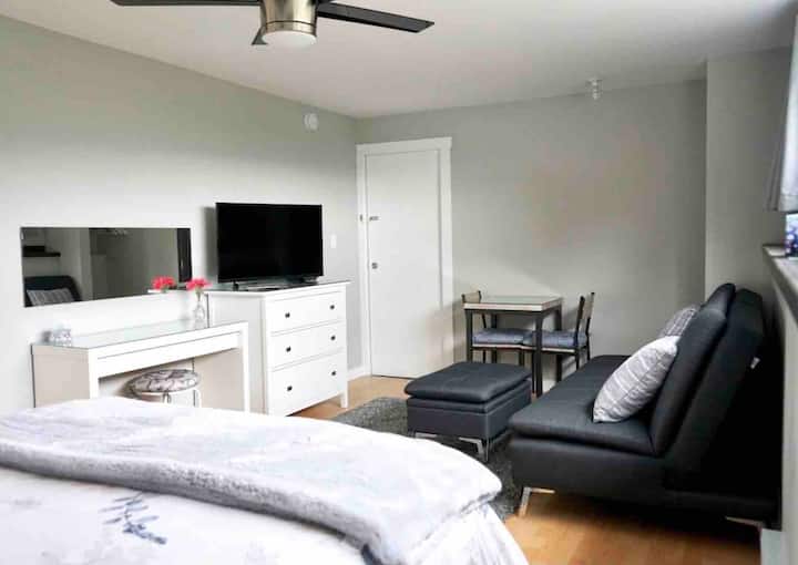 Licensed Pet Friendly
Black Mnt  Bed & Breakfast - 킬로나