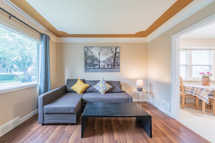 Homelike Comfort Suites Unit A - Calgary