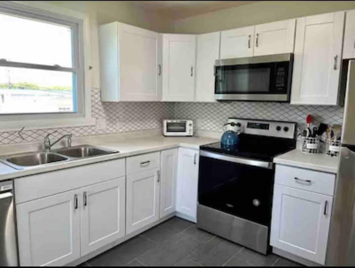 Updated 4 Bd, 2 Bth - Half Mile To Beach! - Narragansett, RI