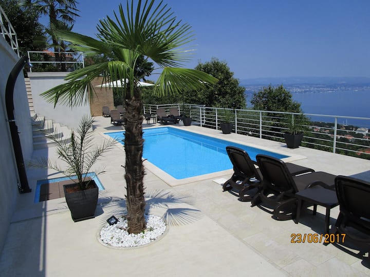 Villa Suzy,apartment Suzy1 S Pogledm Na More - Lovran
