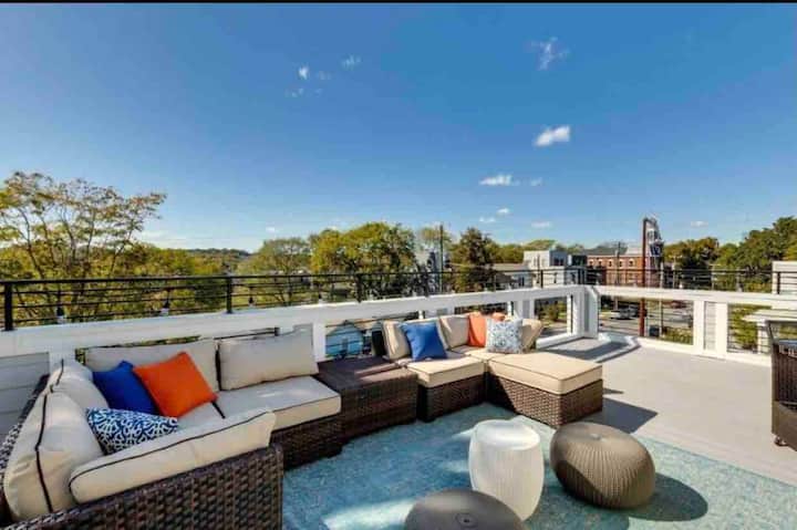 Luxury Townhouse With Rooftop View Of Downtown!