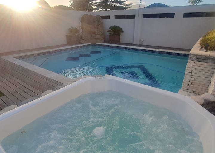 Self Catering Private Home With Pool And Jacuzzi - Claremont
