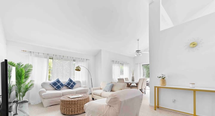 Serene 3-bedroom Villa (Heated Pool) - The Hamptons, NY