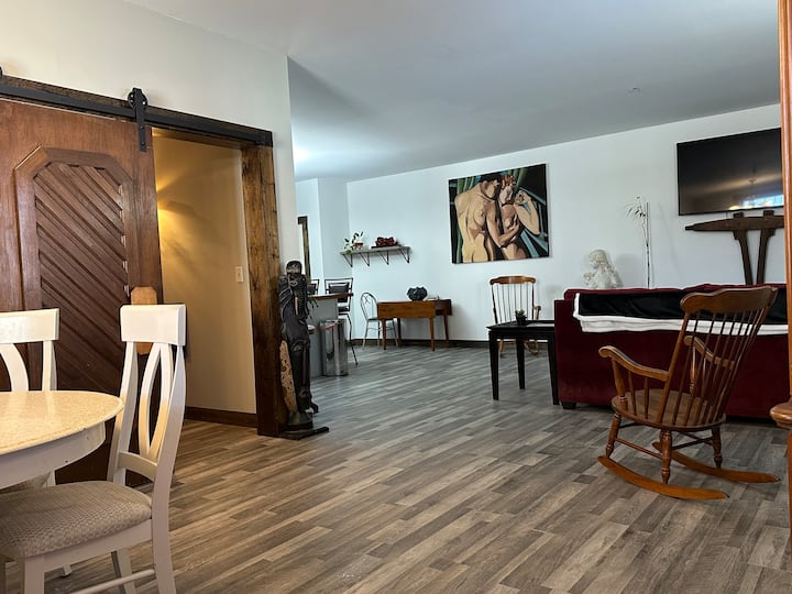 Adult Retreat! One Bedroom Suite W/pull Out Couch. - 挪威
