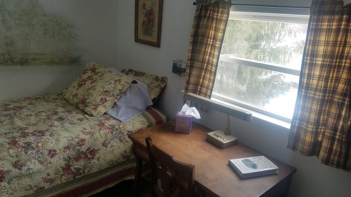 Ebo, Pvt. Single "Brooky" Room. - Hancock, NY