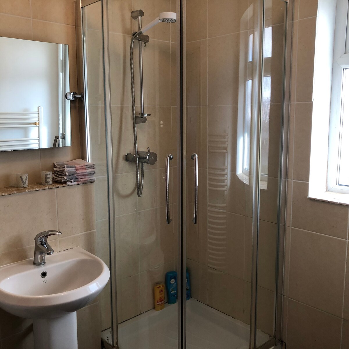 Une chambre simple ou double confortable à Springbank Cheltenham ...