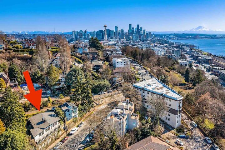 Water Views | Sleeps 20 | 2 Kitchens & Living Rms - Seattle, WA