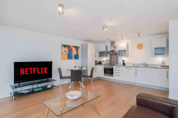 The Vizion - Wifi, Balcony, Free Parking - Milton Keynes