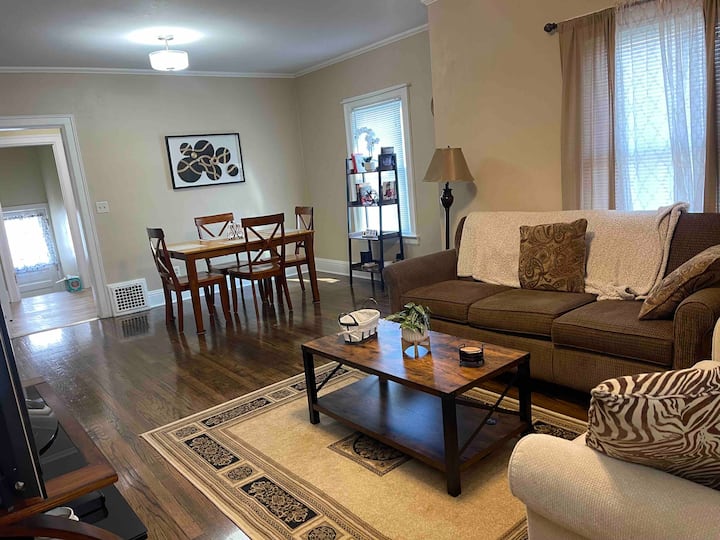 Cozy 2 Bedroom House With Enclosed Porch - Davenport, IA