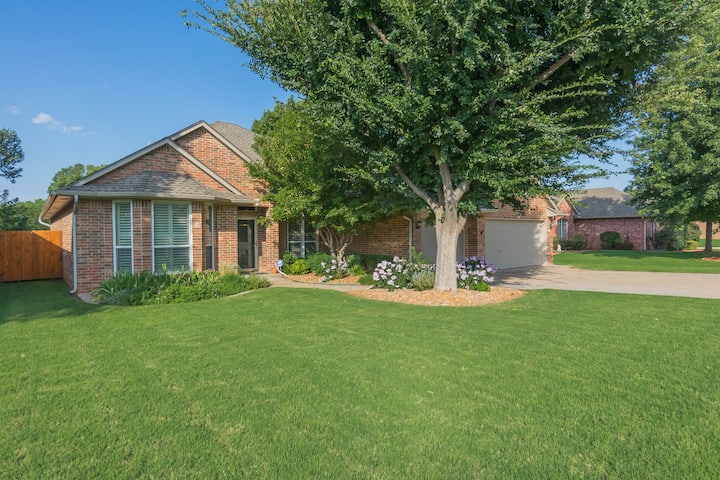 Open And Bright - 4 Bedrooms, 3 Full Bathrooms - オクラホマ州