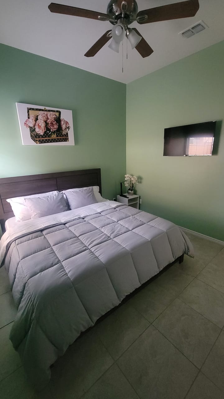 New Spacious 2 Bedroom
Near Zoo-5 Min Walk - Brownsville, TX