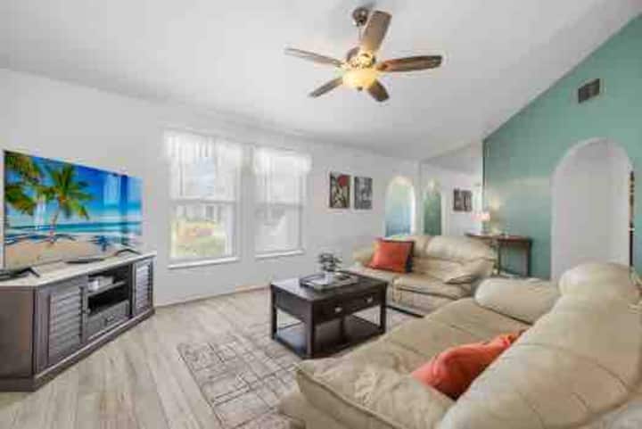South Cape Coral Haven: Minutes From The Beach With A Private Heated Pool - Fort Myers