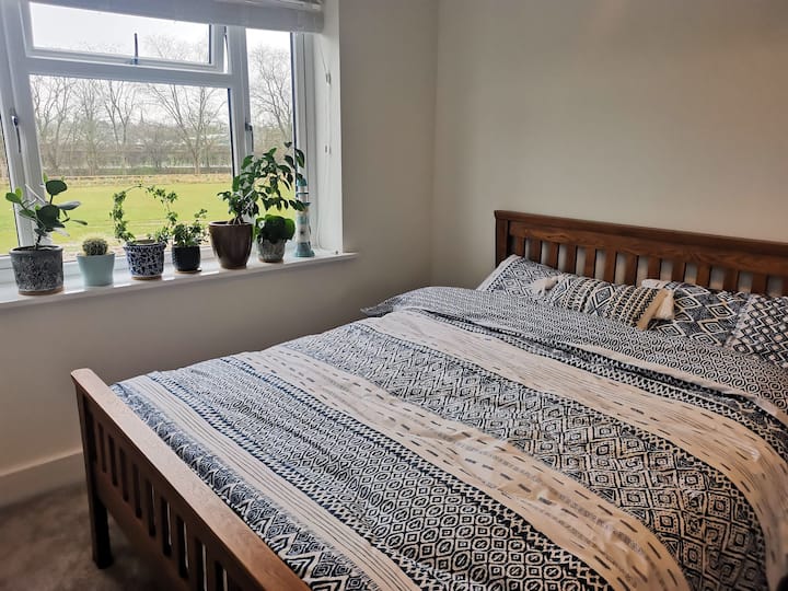 A Cosy And Quiet Bedroom With A King-size Bed - Stafford