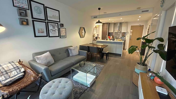 Central + Cozy 1 Br Condo 5 Min Walk To Metrotown - Burnaby