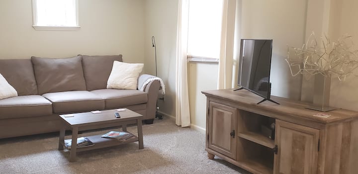 University Queen, Conveniently Located In Town - Morgantown, WV