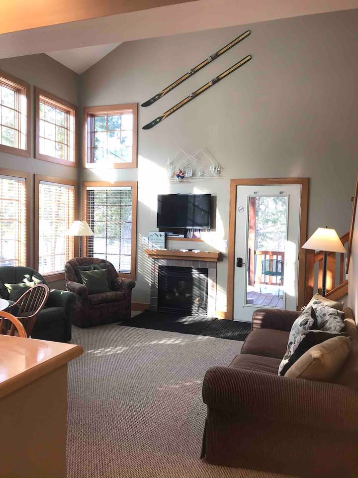 Boyne Mountain Ski In Ski Out - Sleeps 10 - Boyne City, MI