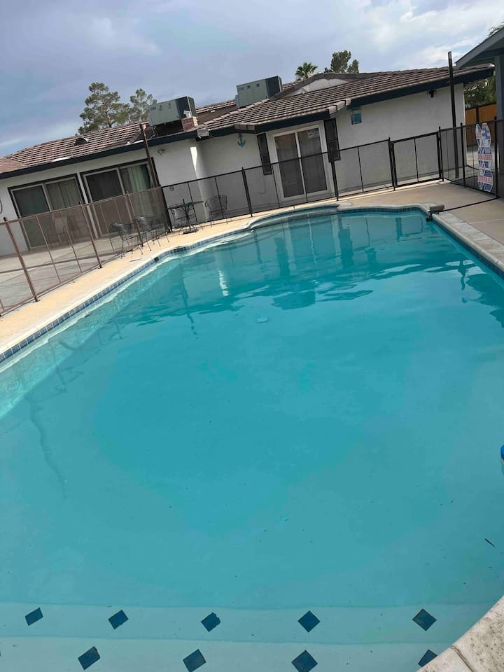 Big Pool Home | Roomy Inside + Large Yard - Las Vegas