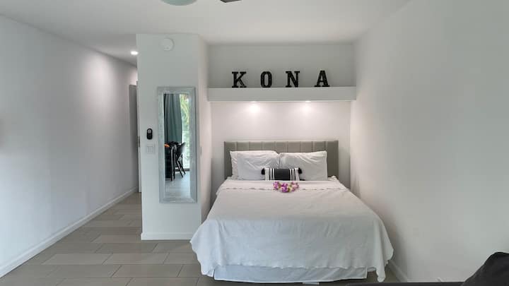 Modern And Renovated Ocean Front Condo  In Kona! - Kailua-Kona, HI