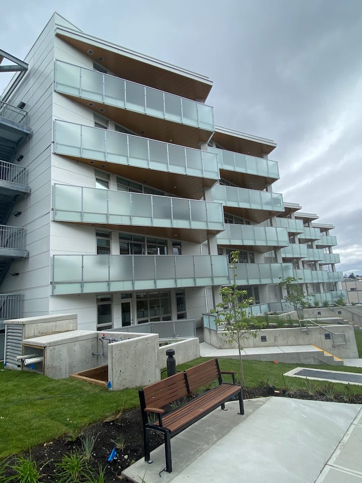 Uptown Condo In Brand New Building - Super Clean! - Royal Roads University
