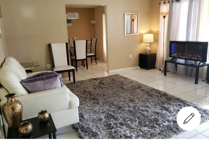 Close To Loop In Kissimmee !4 Bedrooms 2 Baths - St. Cloud, FL