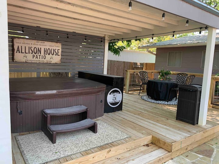 Allison House Hot Tub, Fire Pit & Gas Grill! - Fredericksburg, TX