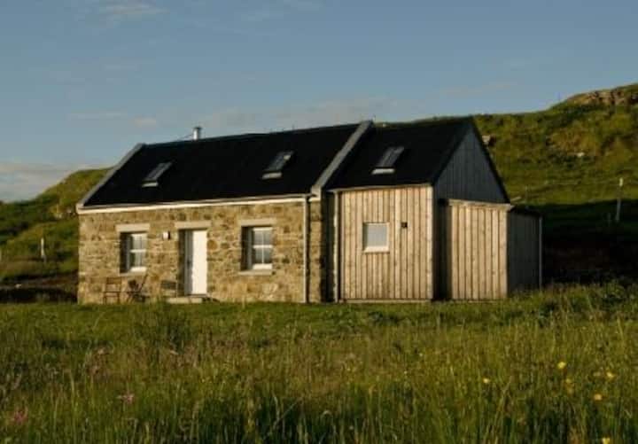 Modern Minimalist Cottage In Perfect Location - Dunvegan