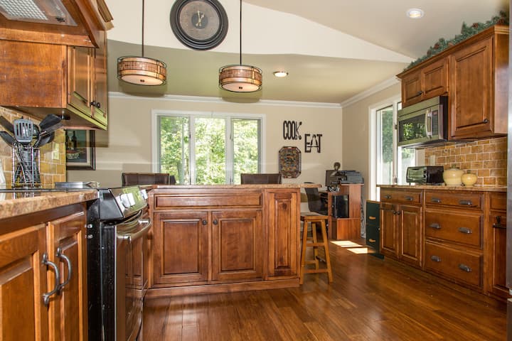 420 Friendly Quiet Setting. Village Convenience. - East Aurora, NY