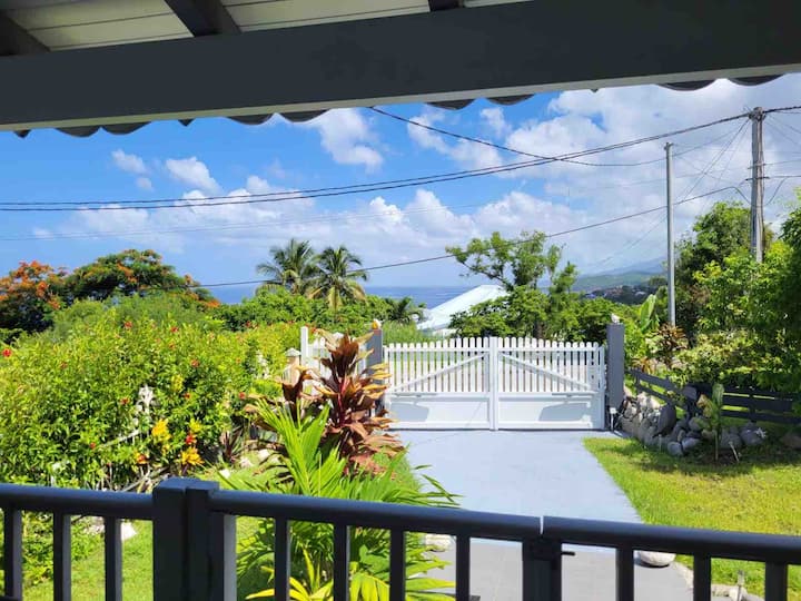 Mer à 5 Min, Belle Vue Dans Cette Maison Créole  . - Guadeloupe