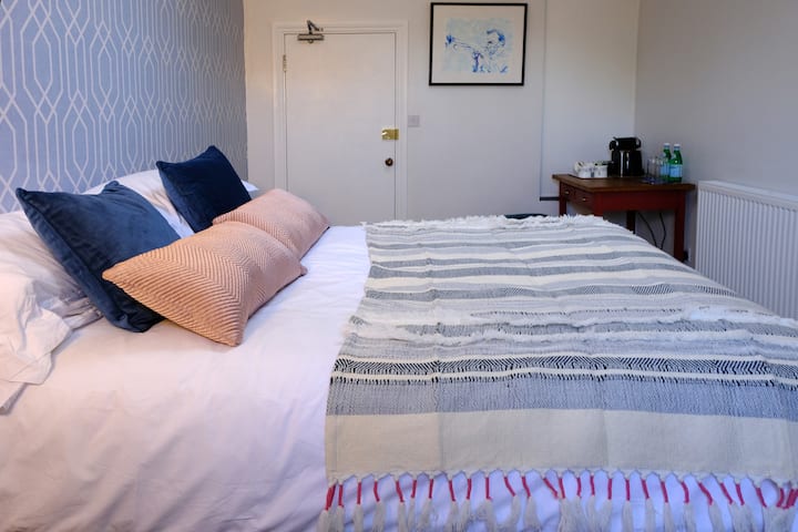 (Blue Room) King-sized Bedroom In Georgian House - Bath