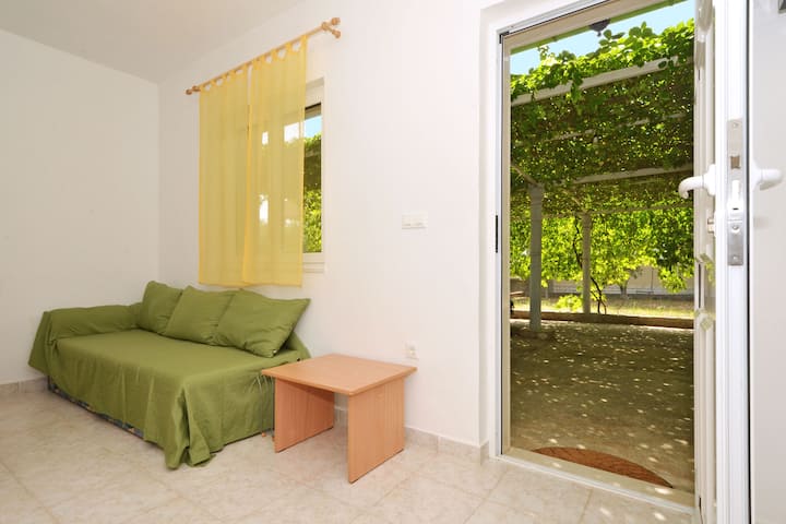 Bungalow Lukas 3, Für 2 + 2 Personen, Ruhige Umgebung In Grüner Umgebung - Trogir