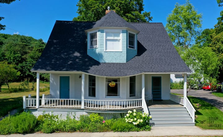 Sunset Lodge -Ff* Shedd Guesthouse - Suttons Bay, MI