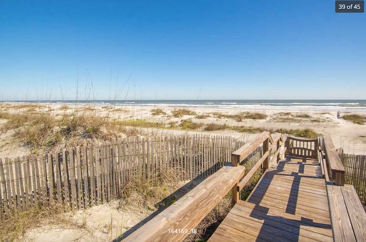 Beach Side 4/2 Home Steps From The Ocean And Pool - St. Augustine Beach, FL