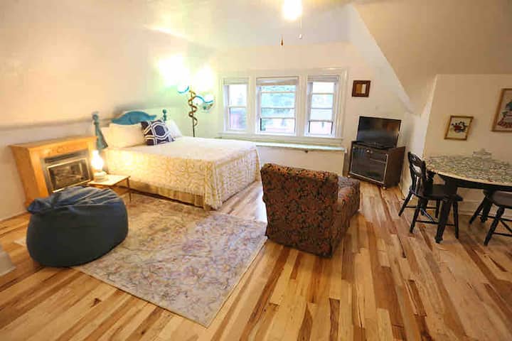 Lovely Studio Retreat In Friendship Victorian - Turtle, West Mifflin