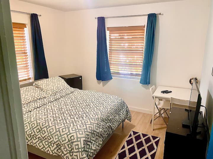 Large Room With Shared Bath 1.8 M From The Beach! - West Palm Beach, FL