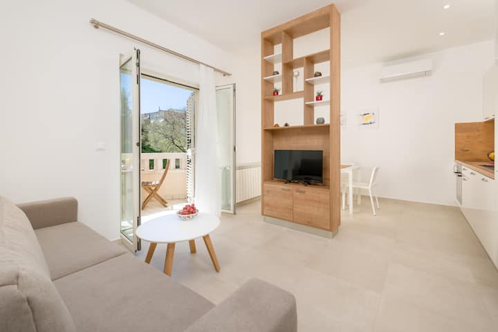 Urban Centre 2 Bedroom App W Parking & Near Beach - Split
