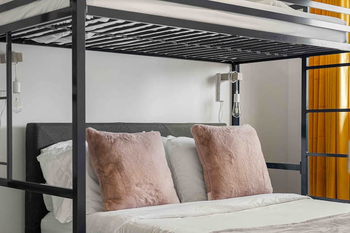 Sleeps 16, King Bed, Bbq, Near Spruce Meadows - Alberta