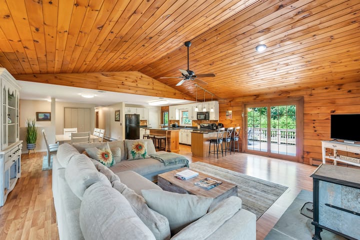 Hamptons • Lincoln Log Getaway • Heated Pool - Hampton Bays, NY