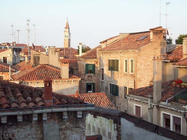 Una Mansarda Sui Tetti Di Venezia - Venecia