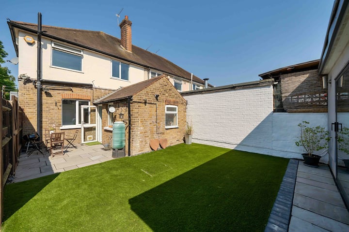 Cosy Three Bedroom Home - Epsom