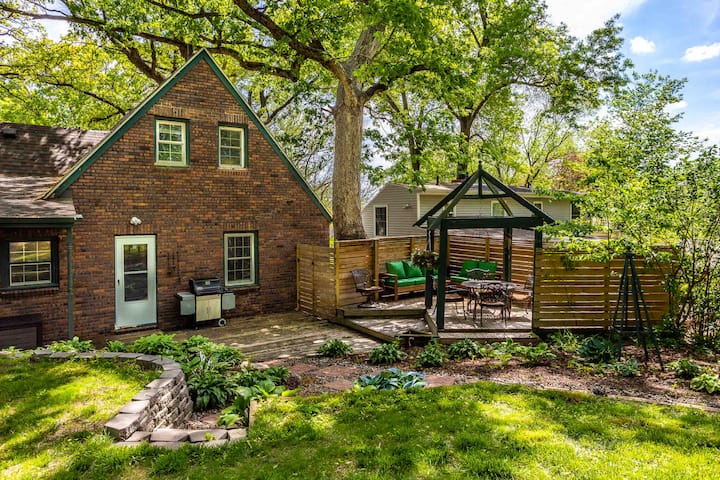 Arcade Room /Backyard/bbq*kings*private - West Des Moines, IA