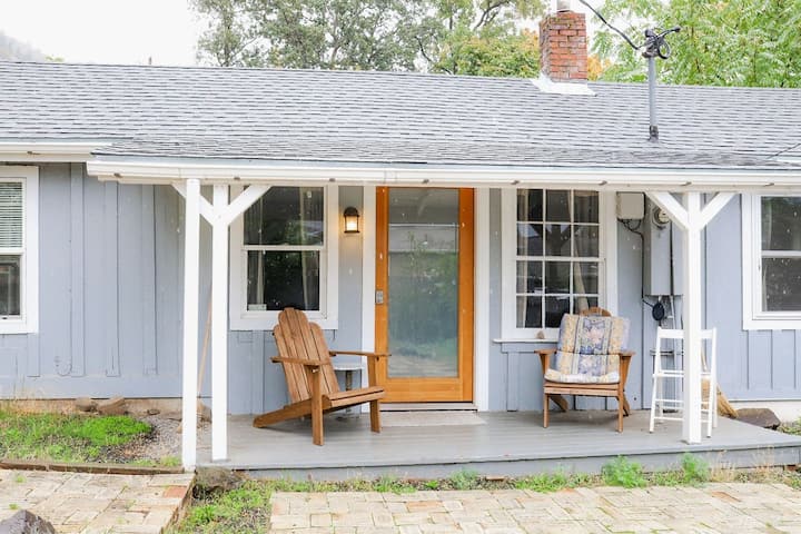 Cheerful Bingen Cottage With Hot Tub! - White Salmon, WA