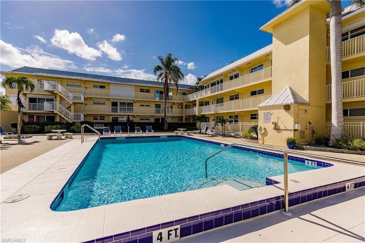Newly Renovated And Furnished Old Naples Condo - Naples, FL