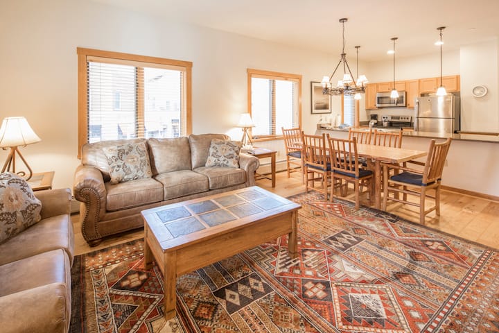 8125 | Corner Unit, Wood Floors, Huge Floor Plan. - Geneva Lake, Dillon