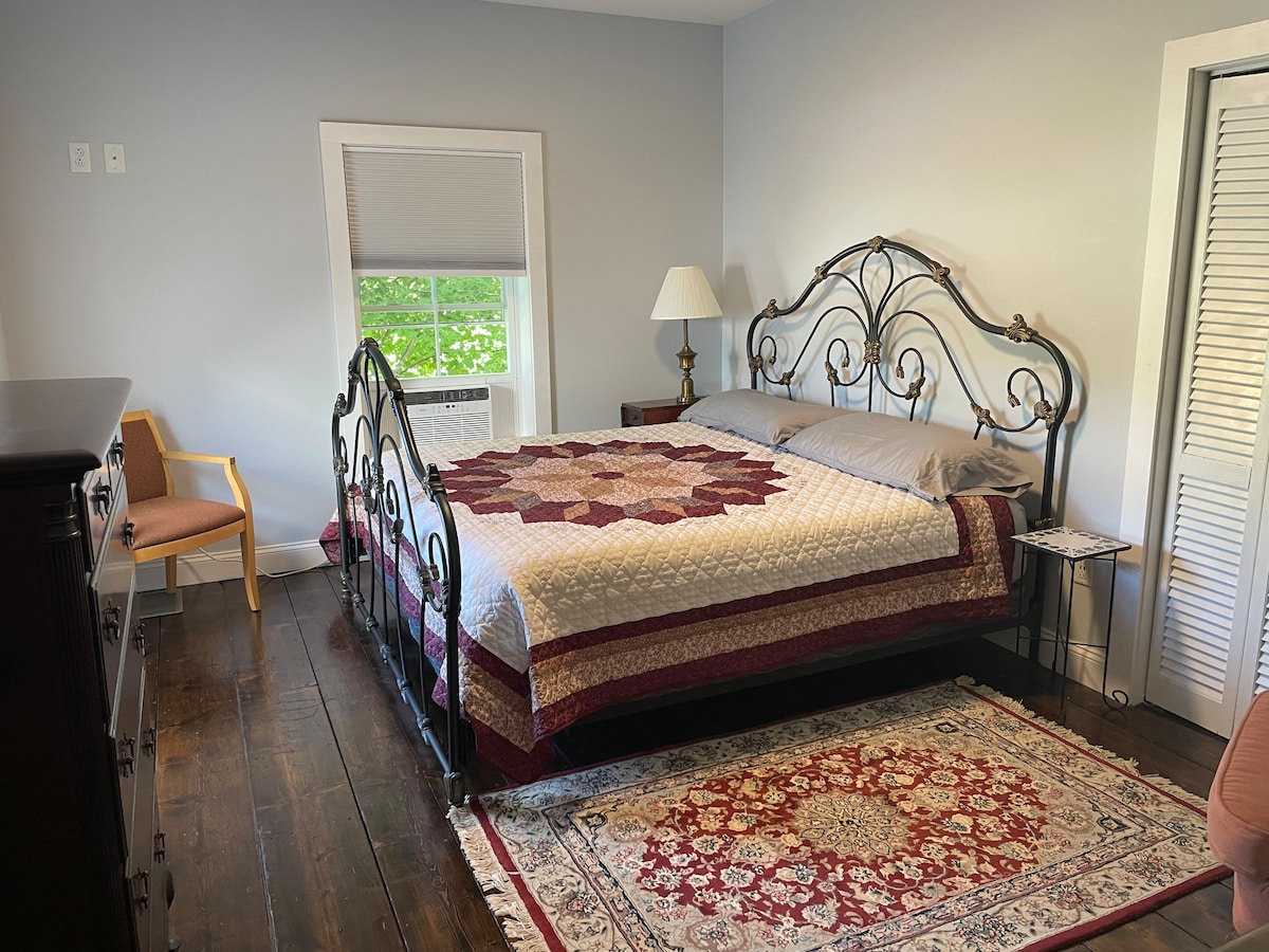 The Berkshire House - Spacious Farmhouse - Farm stays for Rent in ...