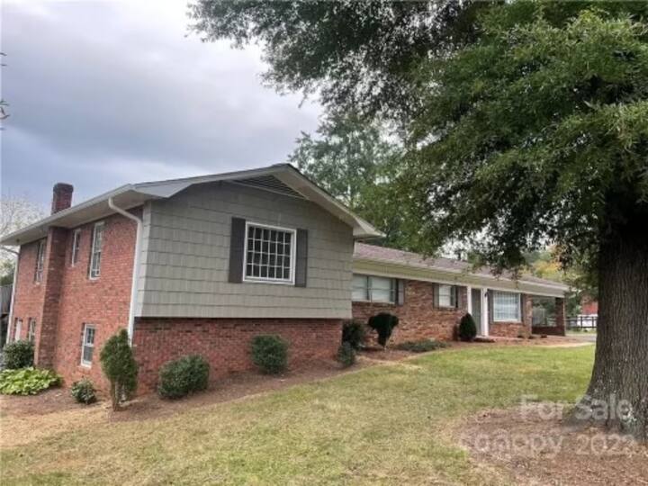 Hickory Cozy Studio - Hickory, NC