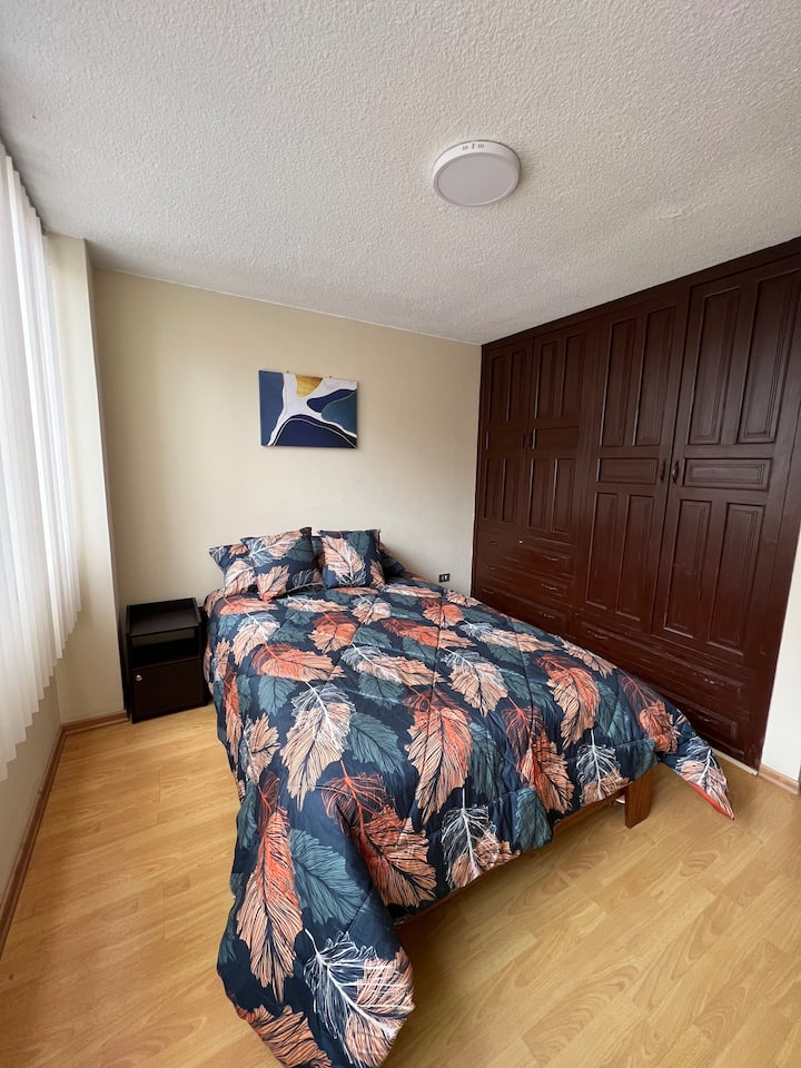 Habitación Con Baño Compartido En La Carolina - Quito