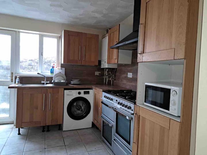 Cheerful 2 Bed House Free Parking Nearby Park - Merthyr Tydfil