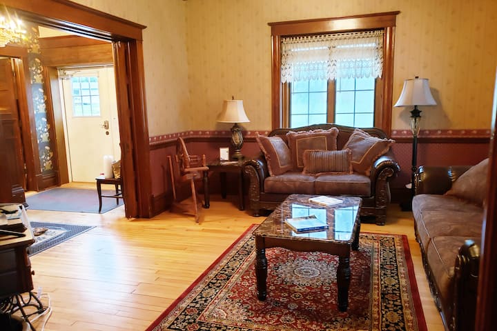 Large Groups Welcome - Small Town - Big Charm - Hammond, WI