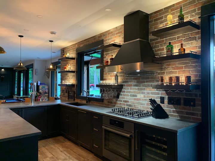 Super Unique! Private Pub / Hot Tub / Pool / Farm! - 블레인