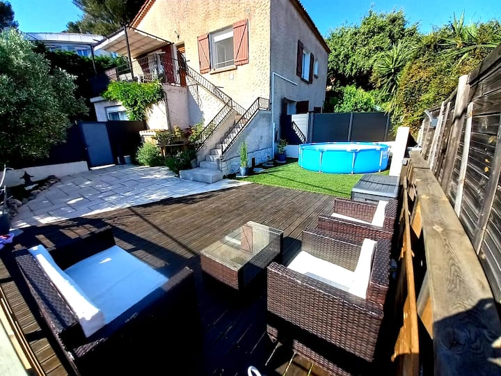 Joli Haut De Villa Avec Jardin Privatif Et Piscine - Tolone